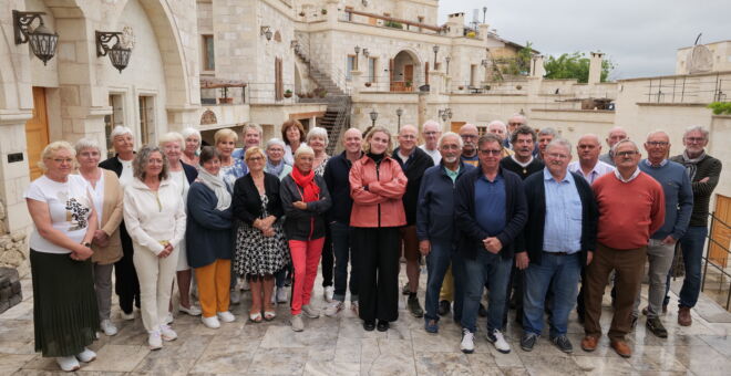Sven, Gloria en Philippe nemen een groep vrijgezellen op | Woestijnvis